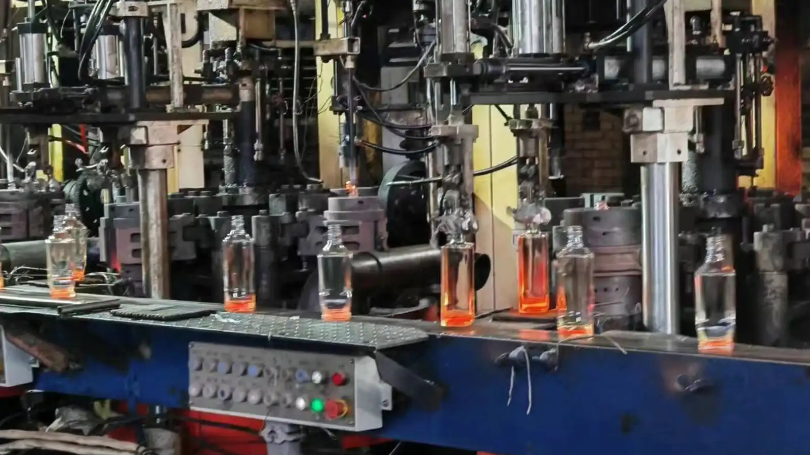 HOW TO CREATE CUSTOM GLASS BOTTLES THAT ARE UNIQUE TO YOUR OWN BRAND