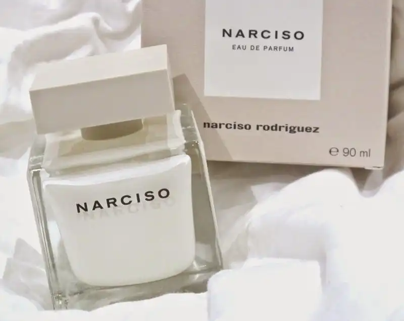 Perfume Bottle Design and Texture Appreciation (1)